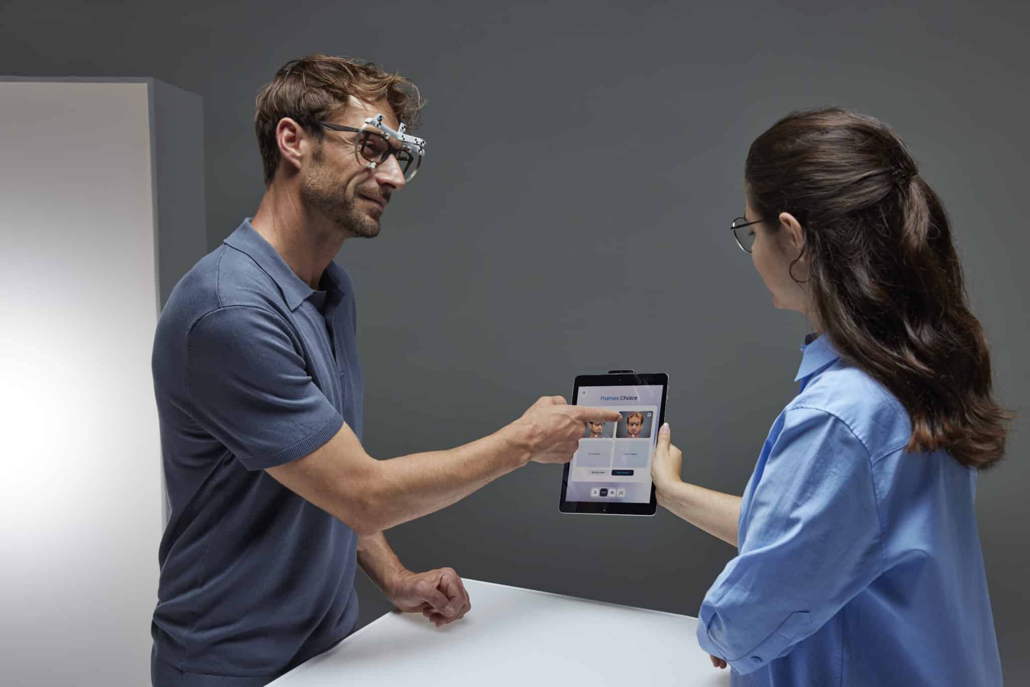 EYE-RULER 2 w iPad - Essilor Instruments USA