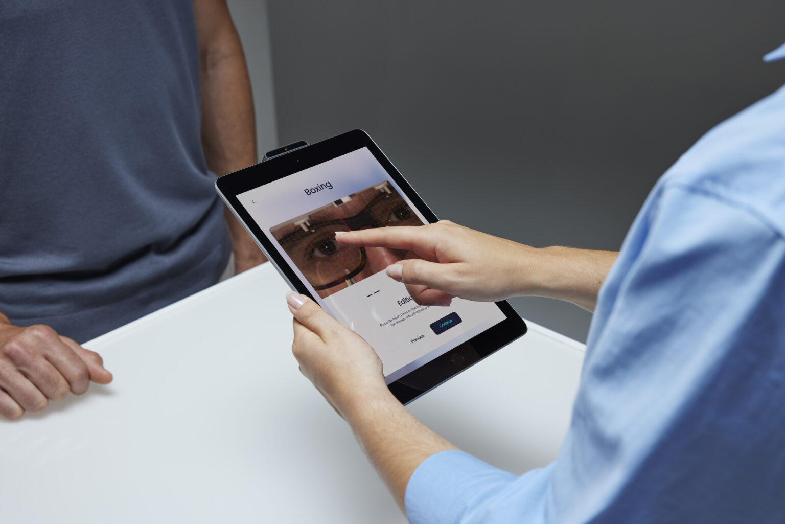 EYE-RULER 2 w iPad - Essilor Instruments USA