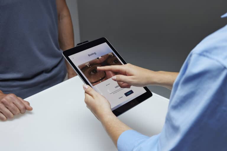 EYE-RULER 2 w iPad - Essilor Instruments USA